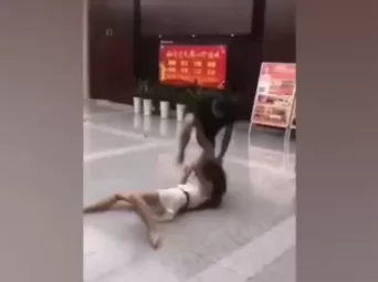 男女当众互殴,女子光着脚拿鞋殴打男子,被揪着头发摁倒猛踹肚子