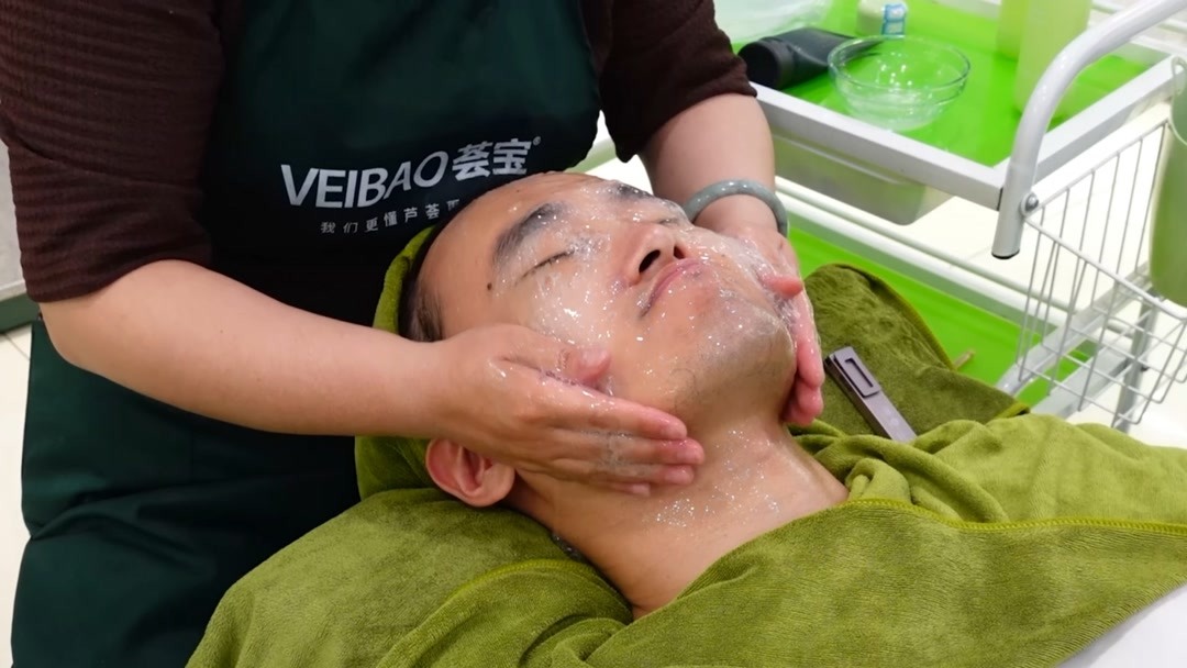 小伙体验新鲜芦荟灌肤补水,脸都白嫩Q弹了,解压助眠