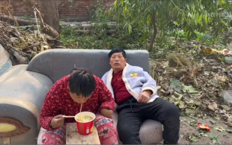 大二十多岁老婆就是家的小覇王,老婆吃饭树兰给她挠痒痒