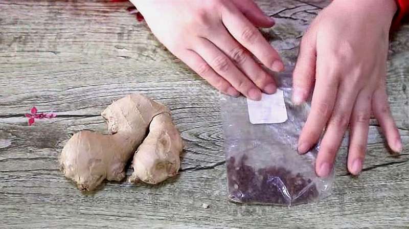 会泡脚的老人生病少?泡脚时搭配两种药材,会有很好的作用!