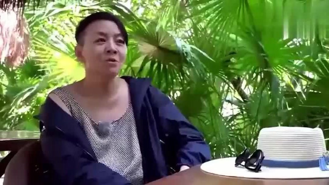 宋丹丹梳小背头很酷,但是发际线却有点尴尬,该理一理了