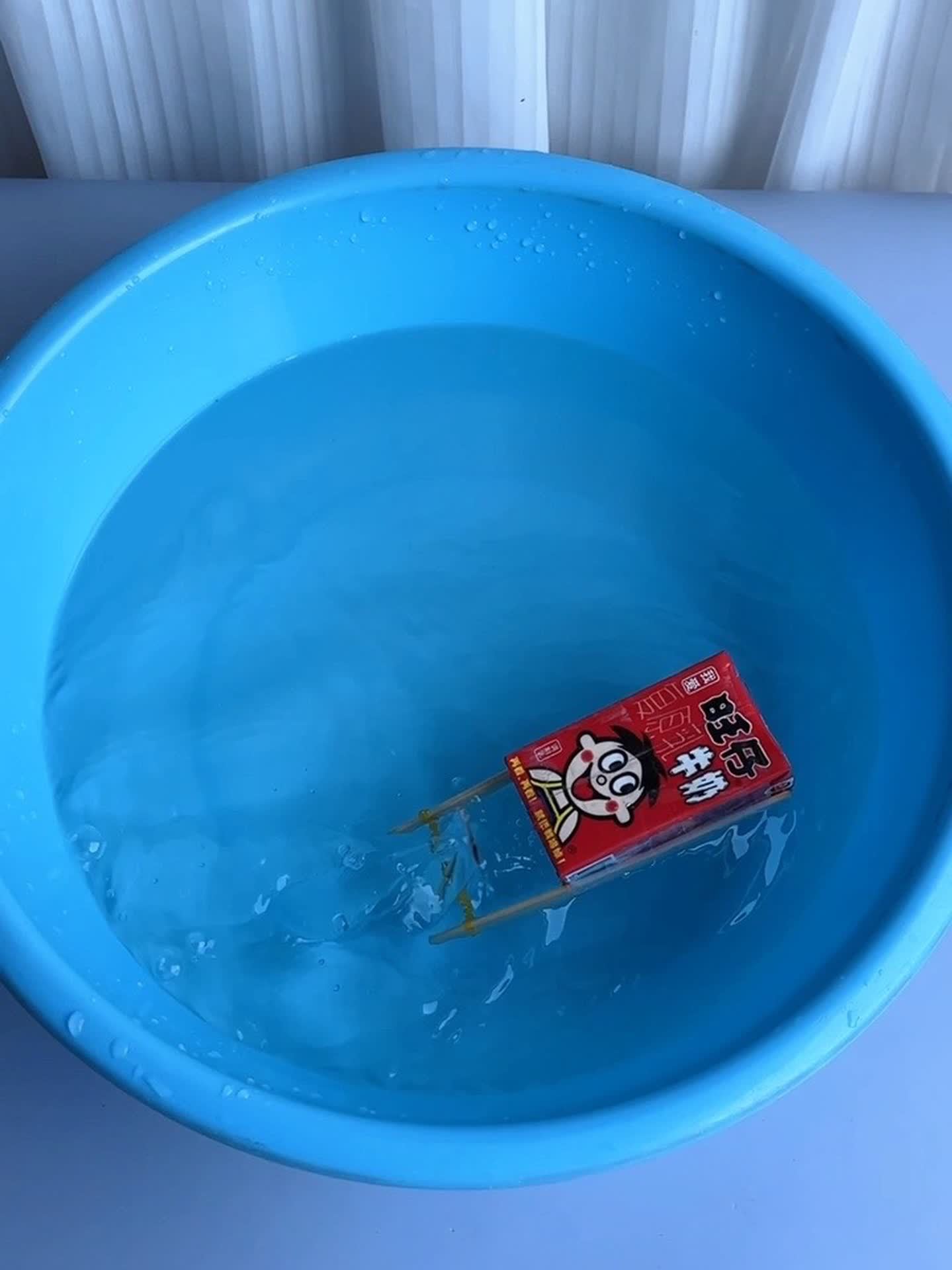 喝完的牛奶盒不要扔,跟孩子一起做可爱的小船,皮筋动力的,太好玩了