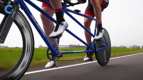 国外大叔发明四轮自行车,还给它装上了电机,网友:你确定好骑?