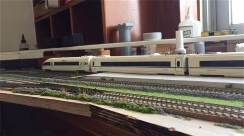 网络牛人在家做出动车模型,这样的操作,满满的黑科技