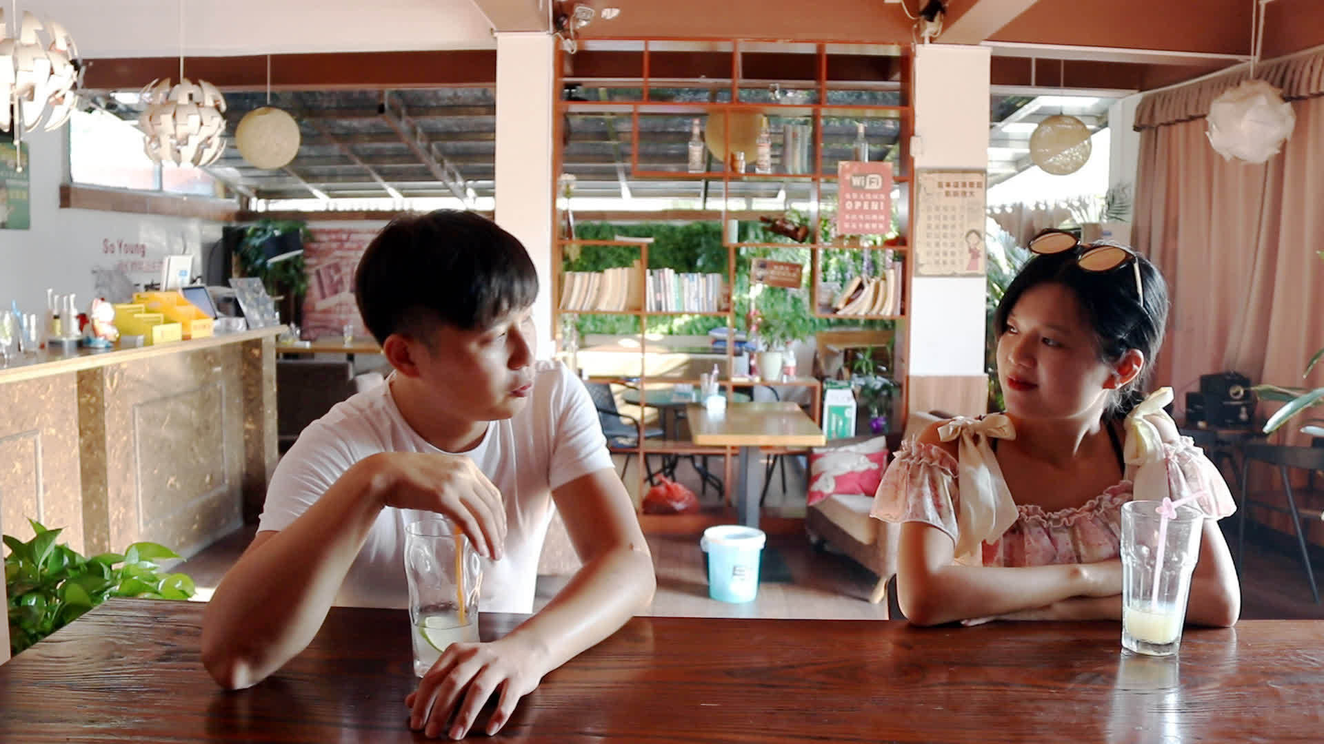 美女:你有车有房有存款吗?男子的回答太完美啦…