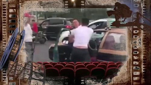 实拍:路怒症!俩大哥路怒打架,连衣服都脱了