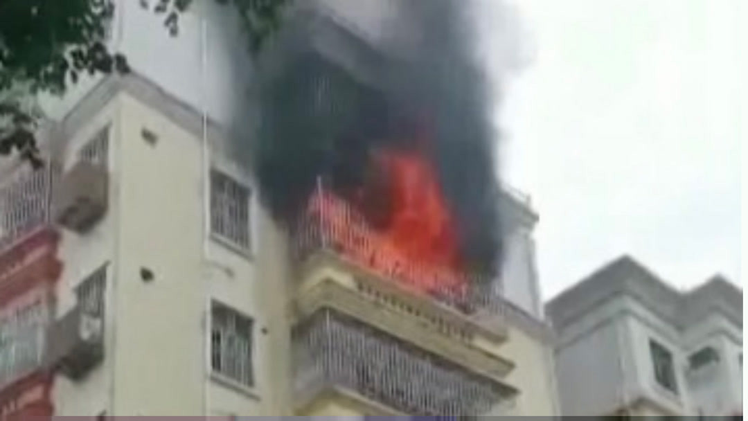 深圳一民居电热水袋爆炸引发火灾,当事人:爆炸瞬间就起大火