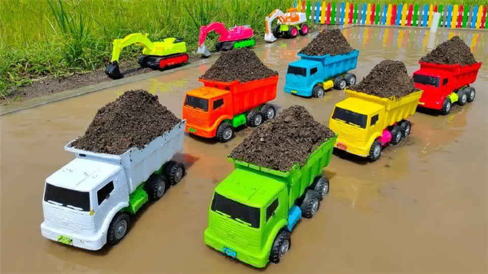 六辆彩色大卡车玩具带来汽车模型