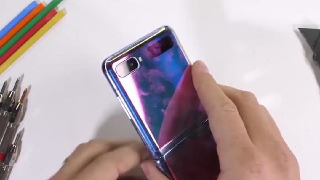 太心疼了!暴力测试三星Galaxy Z flip屏幕耐用性,