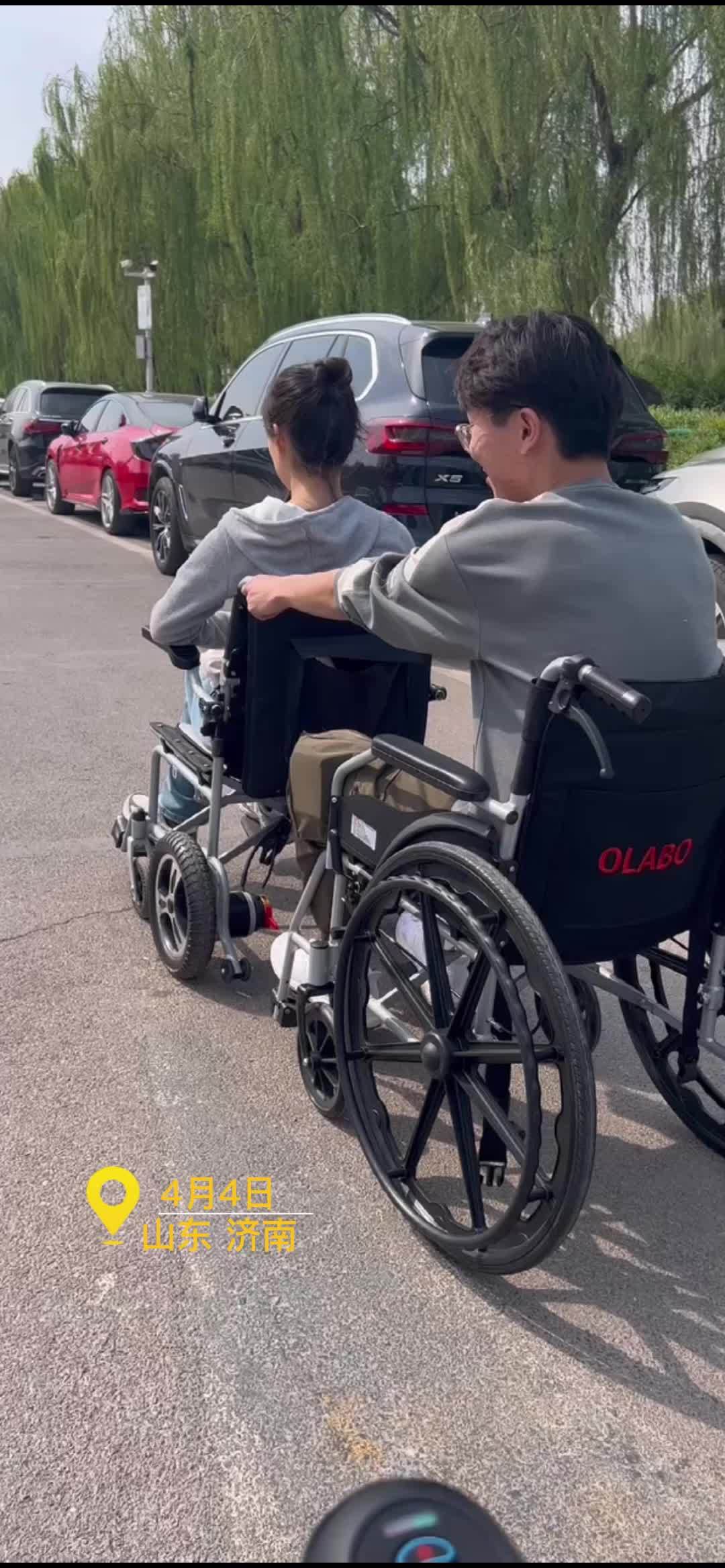 95后买电动轮椅坐游大明湖引争议 当事人:轮椅已送给奶奶使用