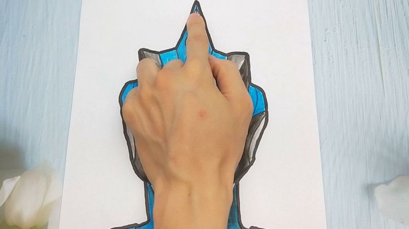 用手掌放在普通纸手绘布鲁奥特曼,画法简单又帅气的手势图