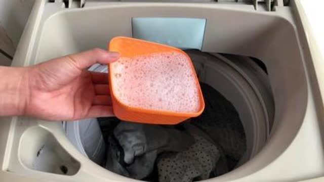 洗衣机里倒一碗它,洗衣服太好用了,多脏的衣服洗完就像新的一样