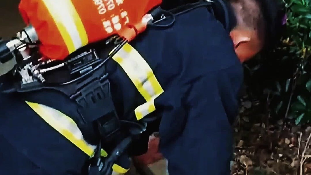 气喘吁吁,筋疲力尽,累的跪在地上呕吐,这一幕看着“心疼”