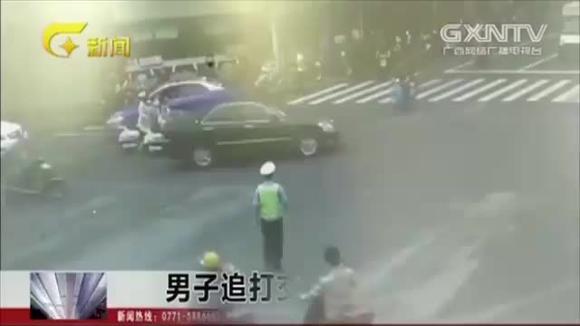 男子不服交警指挥,竟手持铁棍殴打交警,下一幕男子被制服