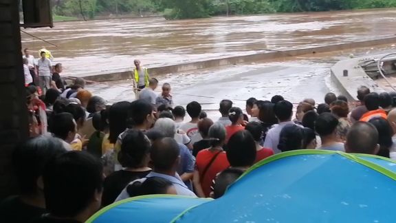 洪峰过境,千人围观,被河水淹没车辆摇摇欲坠,会被冲走吗
