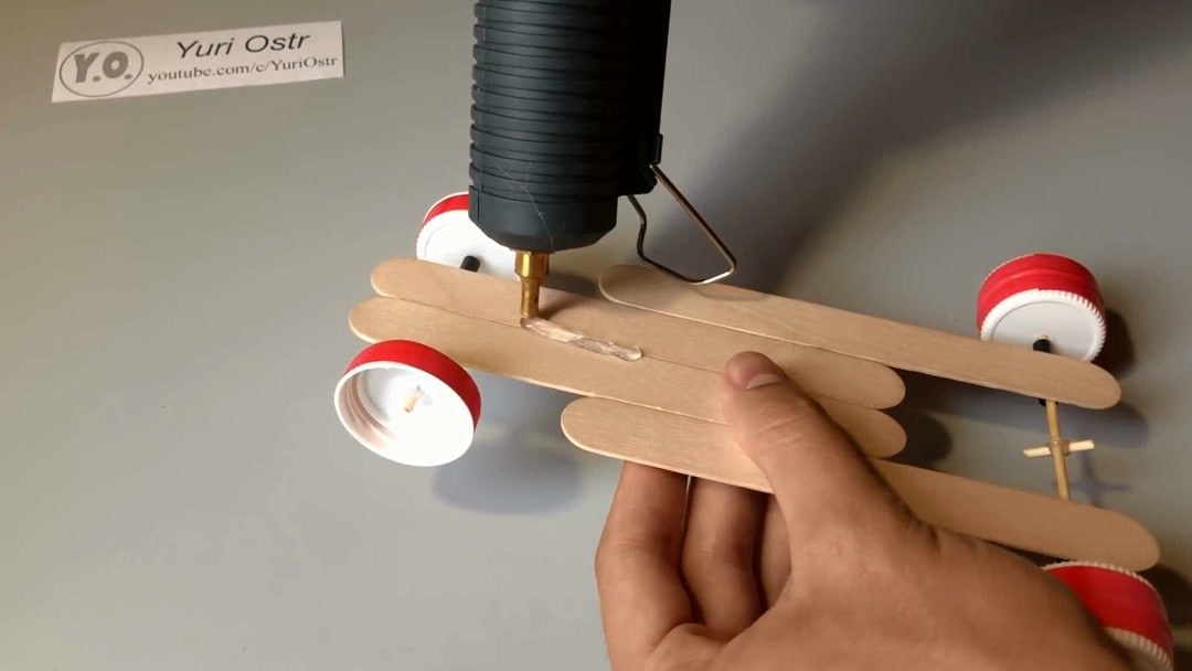 DIY手工制作:牛人用简单材料自制汽车动力车,快来一起动手学习