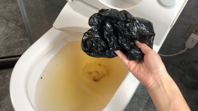 马桶堵塞别急!用一个塑料袋就能轻松疏通,别花几百元请人掏