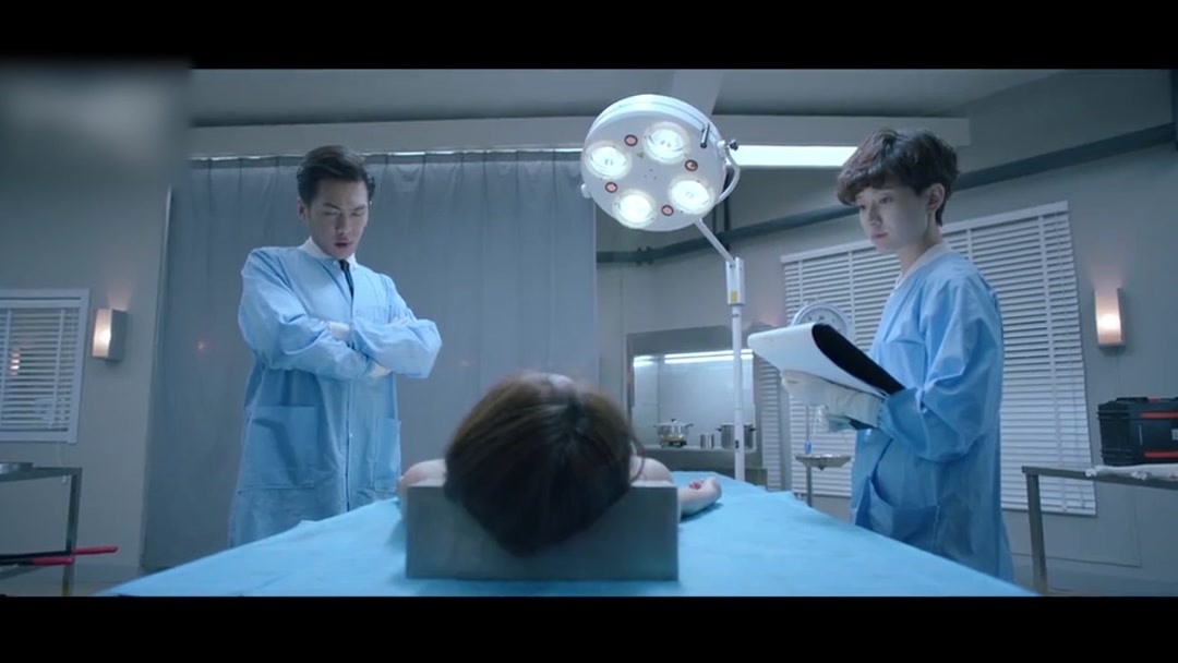 法医秦明6:记者参加恐怖派对,被人用刀捅死