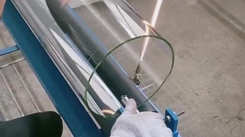 切高硼硅玻璃管也是个技术活,操作不敢丝毫大意,打碎工人赔不起!