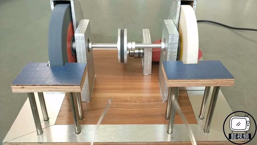 外国牛人自制了一款砂轮机,这使用起来的效果还真是很不错呢