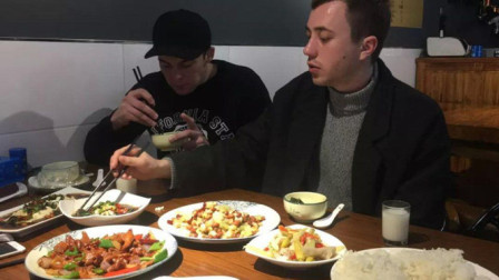 中国人在巴基斯坦请朋友吃饭,遭老板强行"加单",付钱时疑惑了