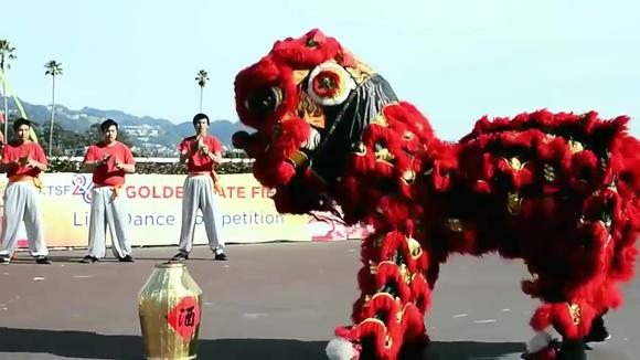 实拍越南舞狮队表演,中国人看看,有没有佛山舞狮队演得好
