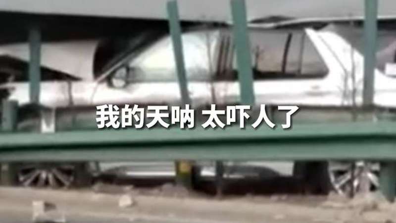 突发!湖北一高速路桥面侧翻!有车辆从桥上翻下 湖北一高速公路桥面...