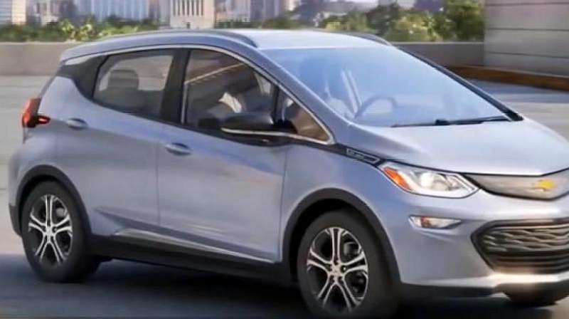 买不起电动汽车,牛人用报废的汽车亲手自制一辆