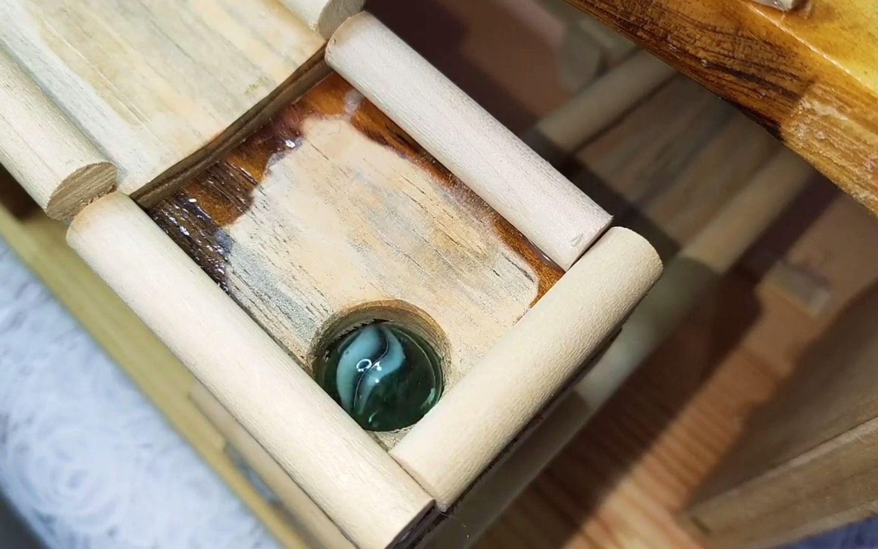 滚珠游戏:一把破凳子被改造成解压玩具