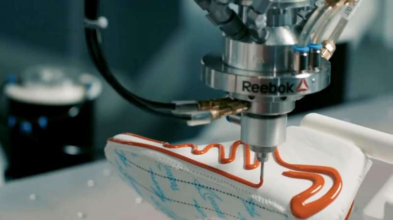 用3D打印建模的液体鞋,做鞋就像挤番茄酱,过程太爽啦