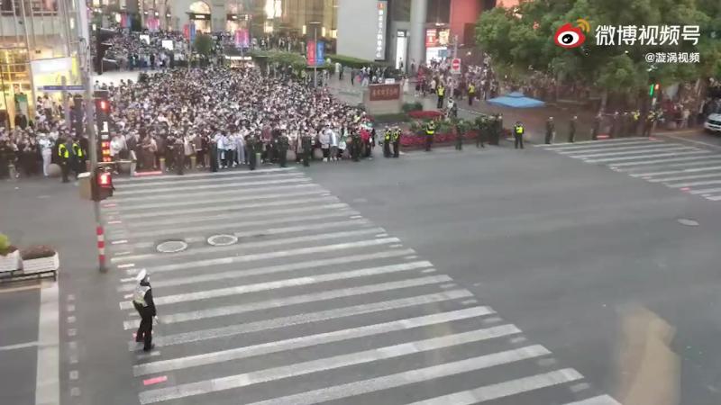 【上海南京路再现拉链式人墙 ,武警战士守护游客的安全出行】5月1日,...