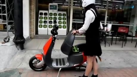 台湾的电动车好牛,妹子大街上自己换电池