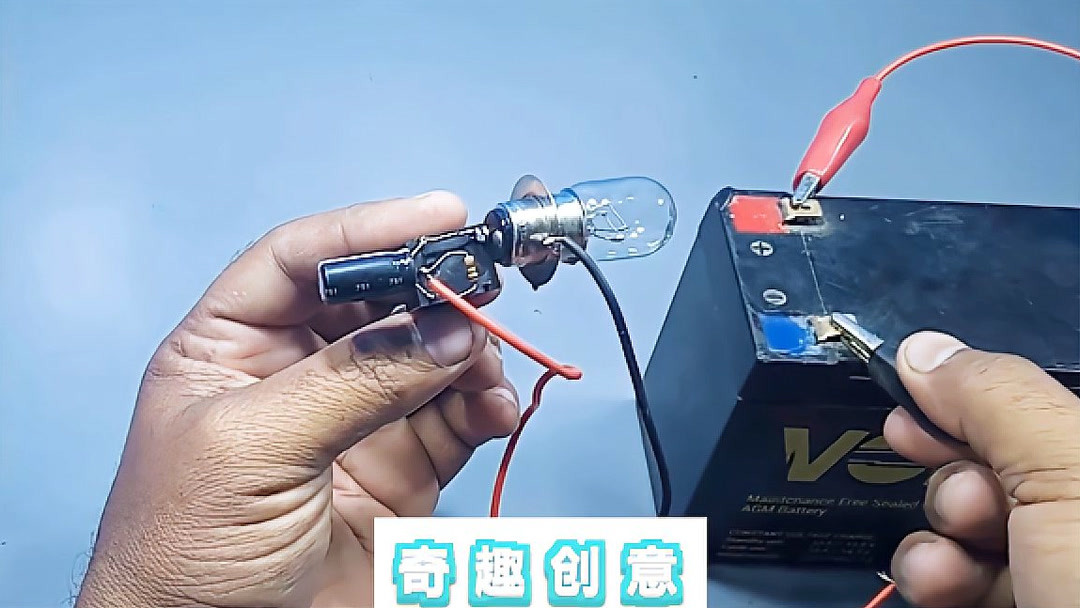 简单的电子小发明,电容连接小灯泡