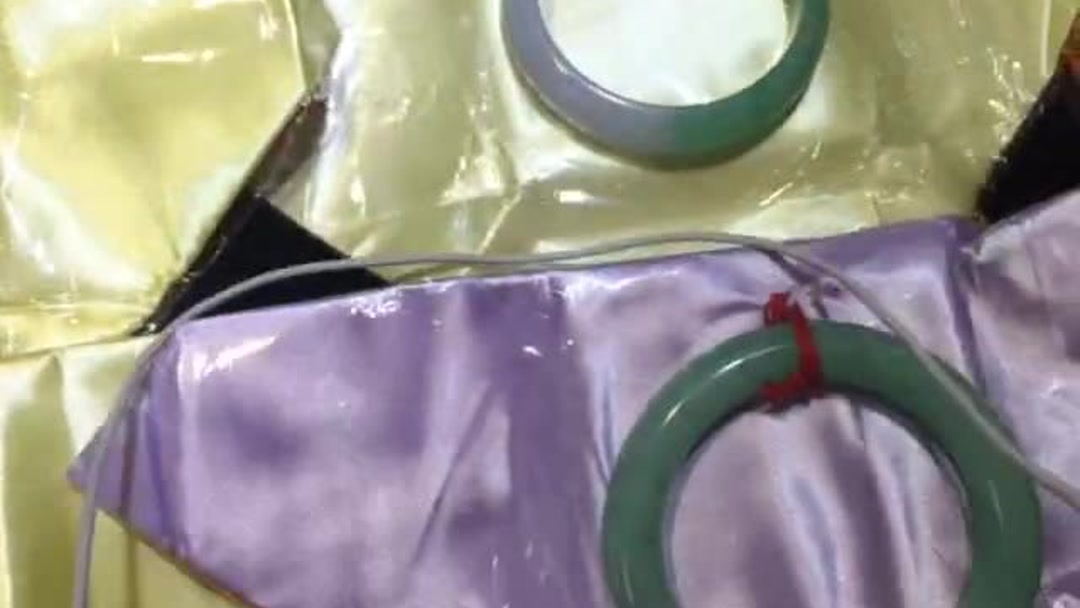 赌石:所有人都不看好的一块翡翠原石开出8支冰种手镯!