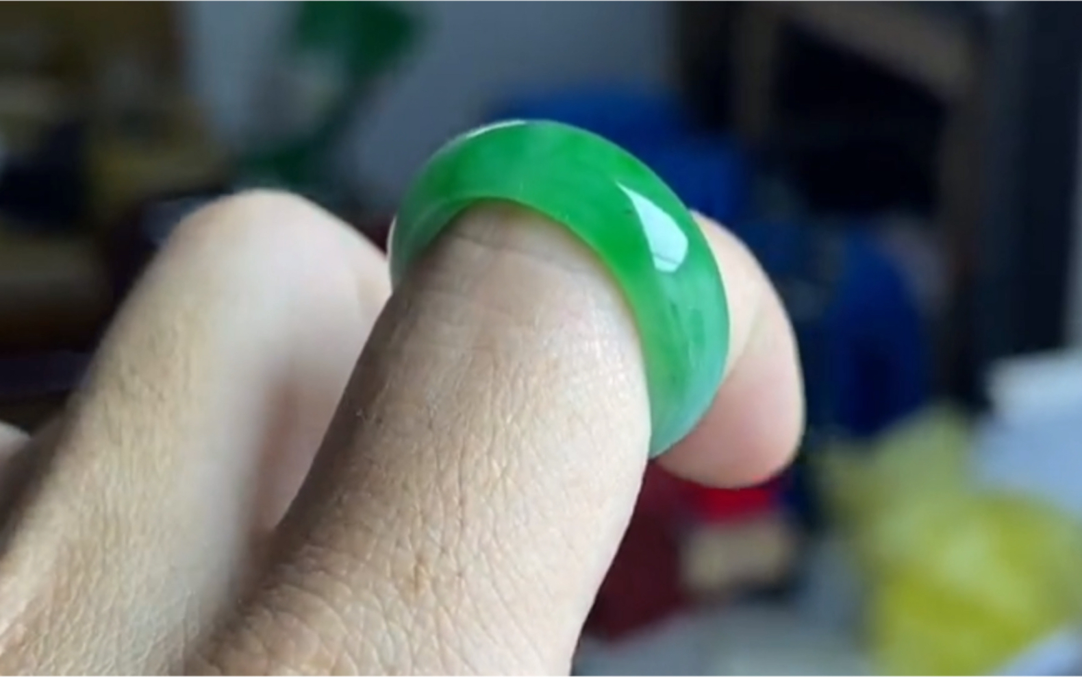 看似没什么品质的料子,起货效果杠杠滴,阳绿翡翠戒指制作过程