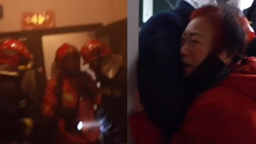 居民楼突发起火,老太获救后望向火场哭喊:儿子你快出来啊!
