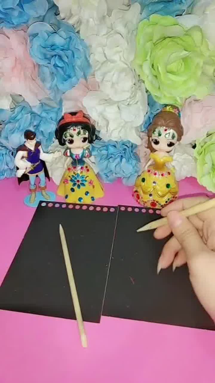 婴幼儿玩具讲解视频:刮画比赛白雪太骄傲了