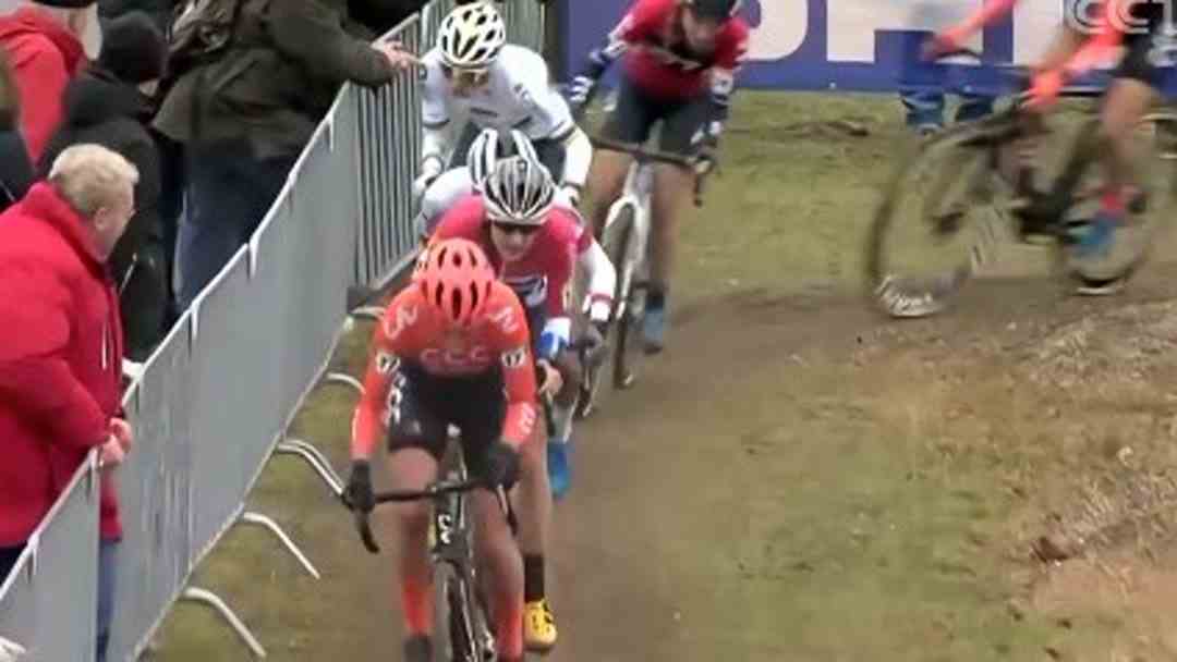 自行车公路越野竞速赛 荷兰人成最后赢家