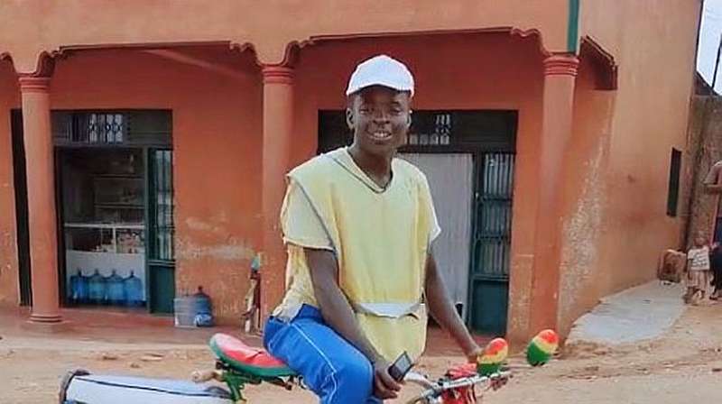 非洲小伙花1千多块钱买的中国凤凰自行车,自主创业,很不错!