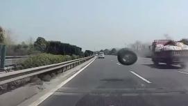 迎面飞来一轮胎,行车记录仪记录挡风玻璃破碎瞬间