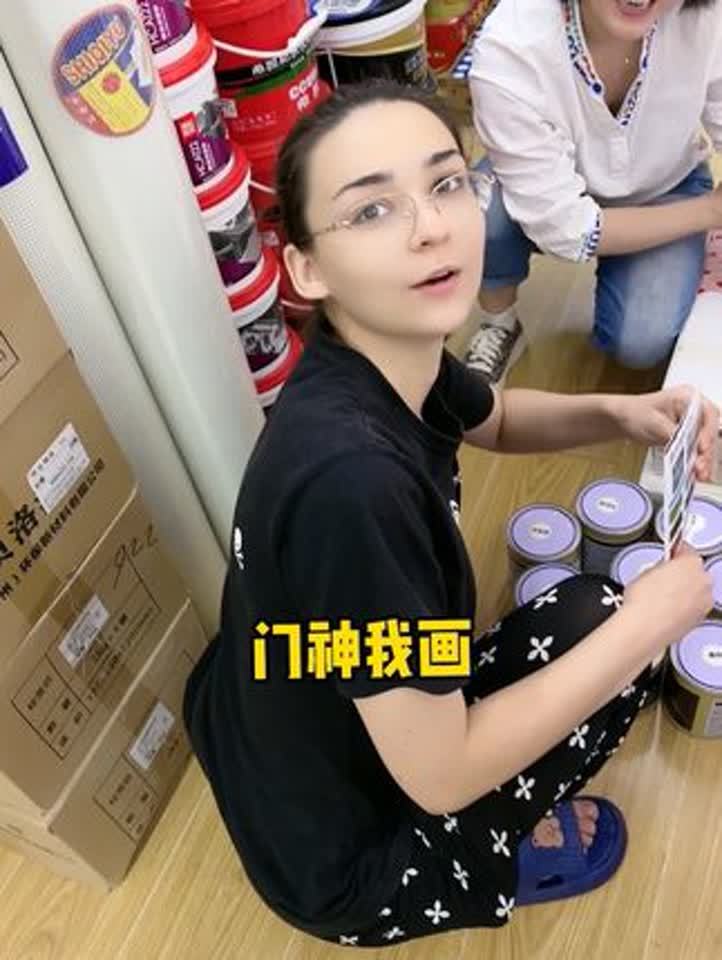 建材市场买油漆 明天又回老婆婆家了 往大门上画门神