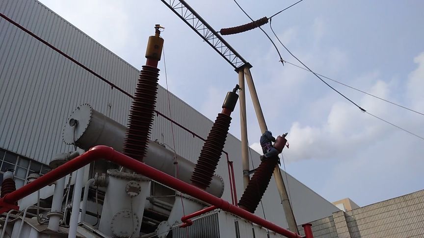 现场05:#02启动变运行档8档电流电压铭牌实拍