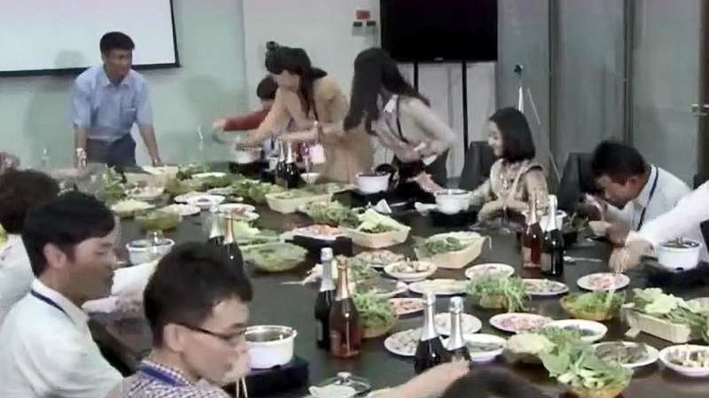 总裁来到公司发现没人工作,推会议室门一看,居然集体在吃火锅