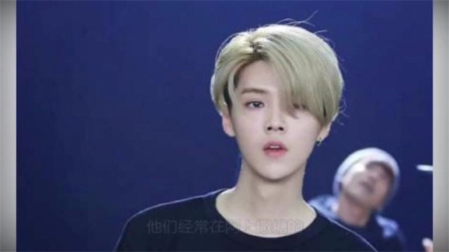 鹿晗变Ma男人味十足,发胶油腻腻的,苍蝇都不会"舔"的头发