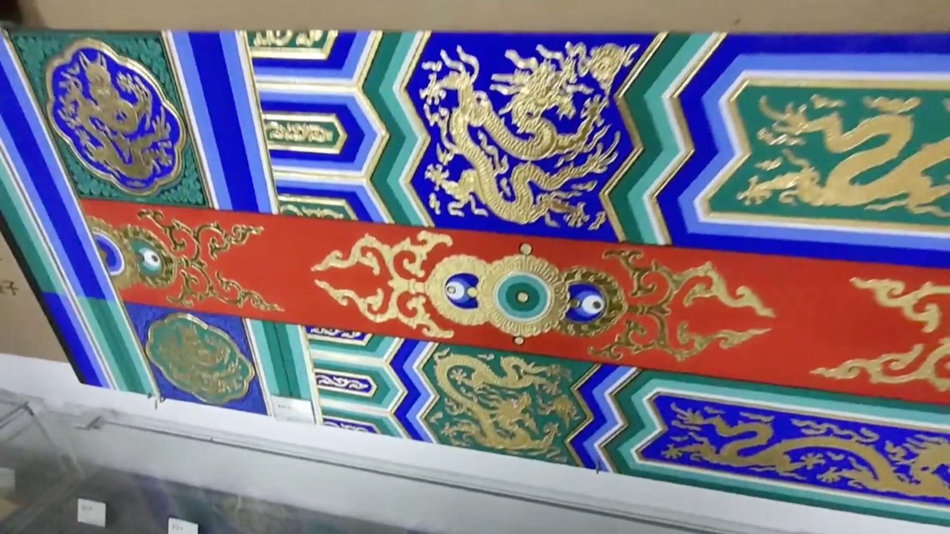 古建筑学生参观学校古建筑彩画实训基地。