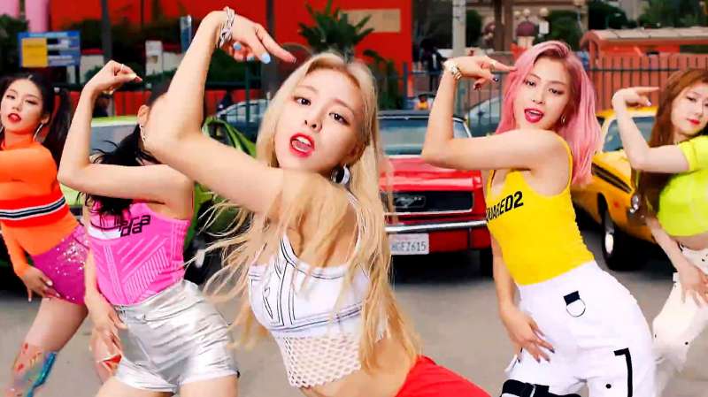 TWICE师妹团ITZY回归MV首曝，又酷又甜的气质妹妹，眼神都超有戏