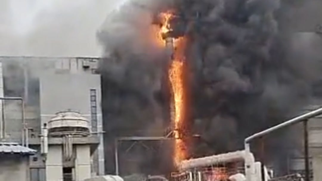 上海一厂房火灾致8人失联 其中2人为消防员