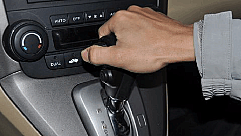 开自动挡车, 档位出现这个故障, 一定要立即停车, 否则下1秒你就后悔