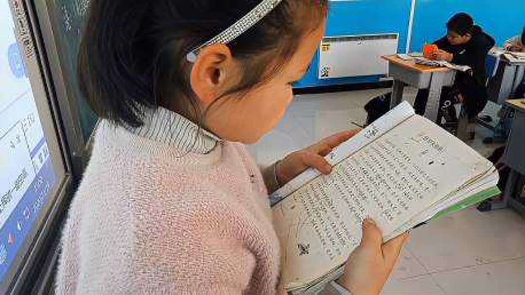 通过抽签,让一个学生朗读四年级语文上册第14课《普罗米修斯》