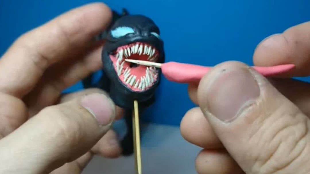 毒液的手办太贵,自己用铁丝和粘土制作一个,看完你学会了吗?